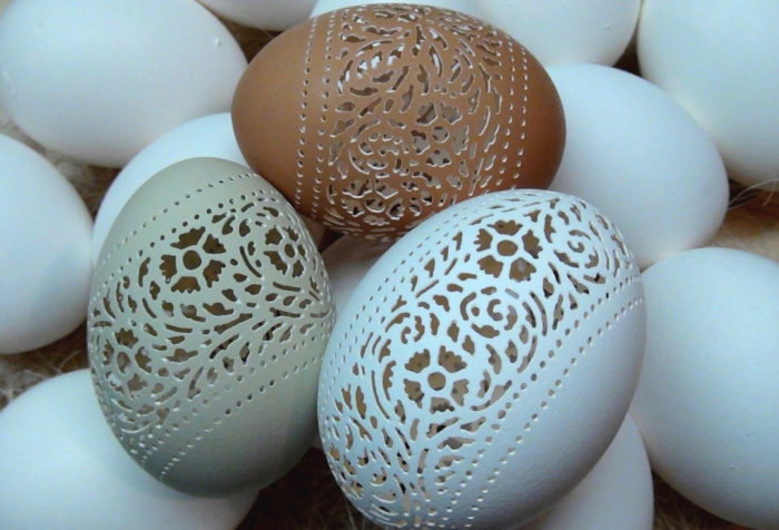 Artista incide gusci d'uovo per creare intricate sculture - KEBLOG Artista incide gusci d'uovo per creare intricate sculture - KEBLOG