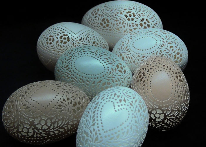 Artista incide gusci d'uovo per creare intricate sculture Artista incide gusci d'uovo per creare intricate sculture